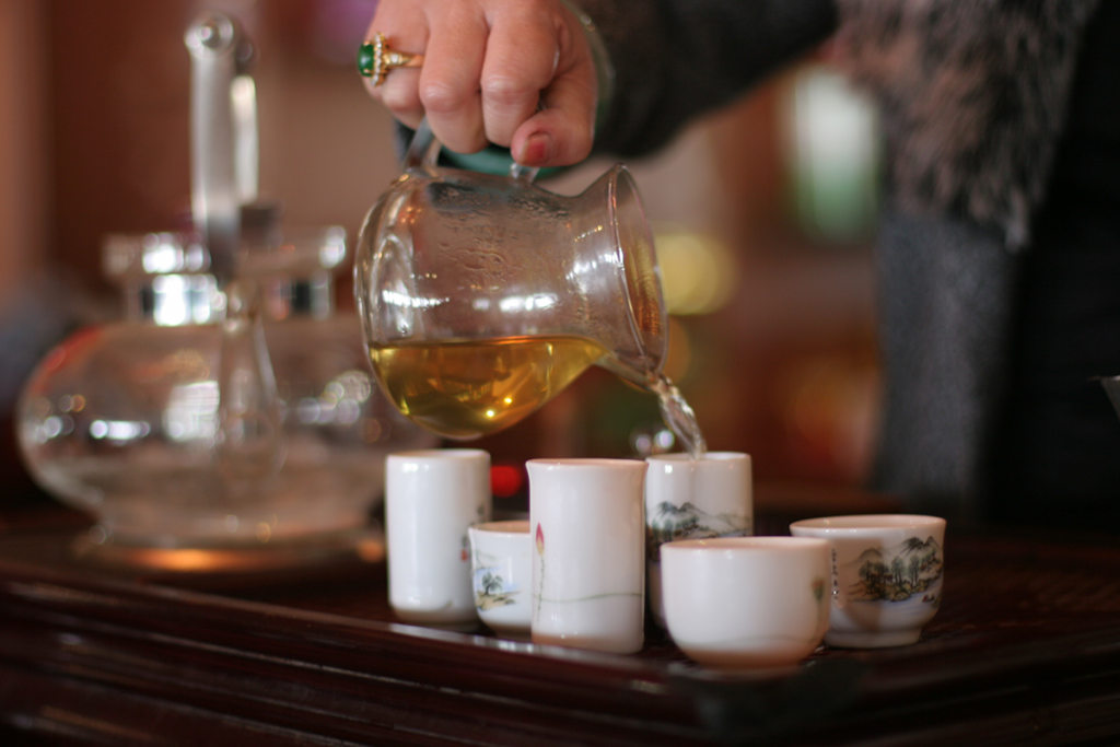 One cup for smelling, another for tasting – Discovering Tea